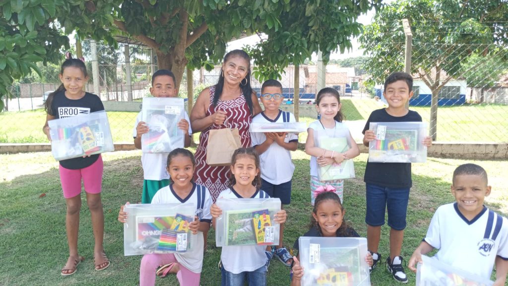 PREFEITURA ENTREGA KIT ESCOLAR PARA AS CRIANÇAS DO ENSINO FUNDAMENTAL ...